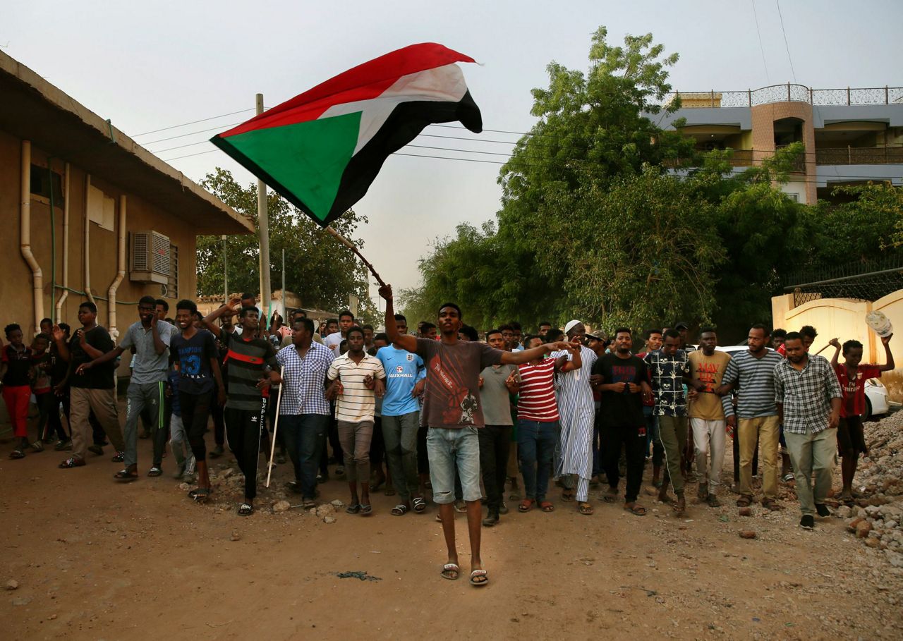 US envoy backs Sudan protesters, urges talks with military
