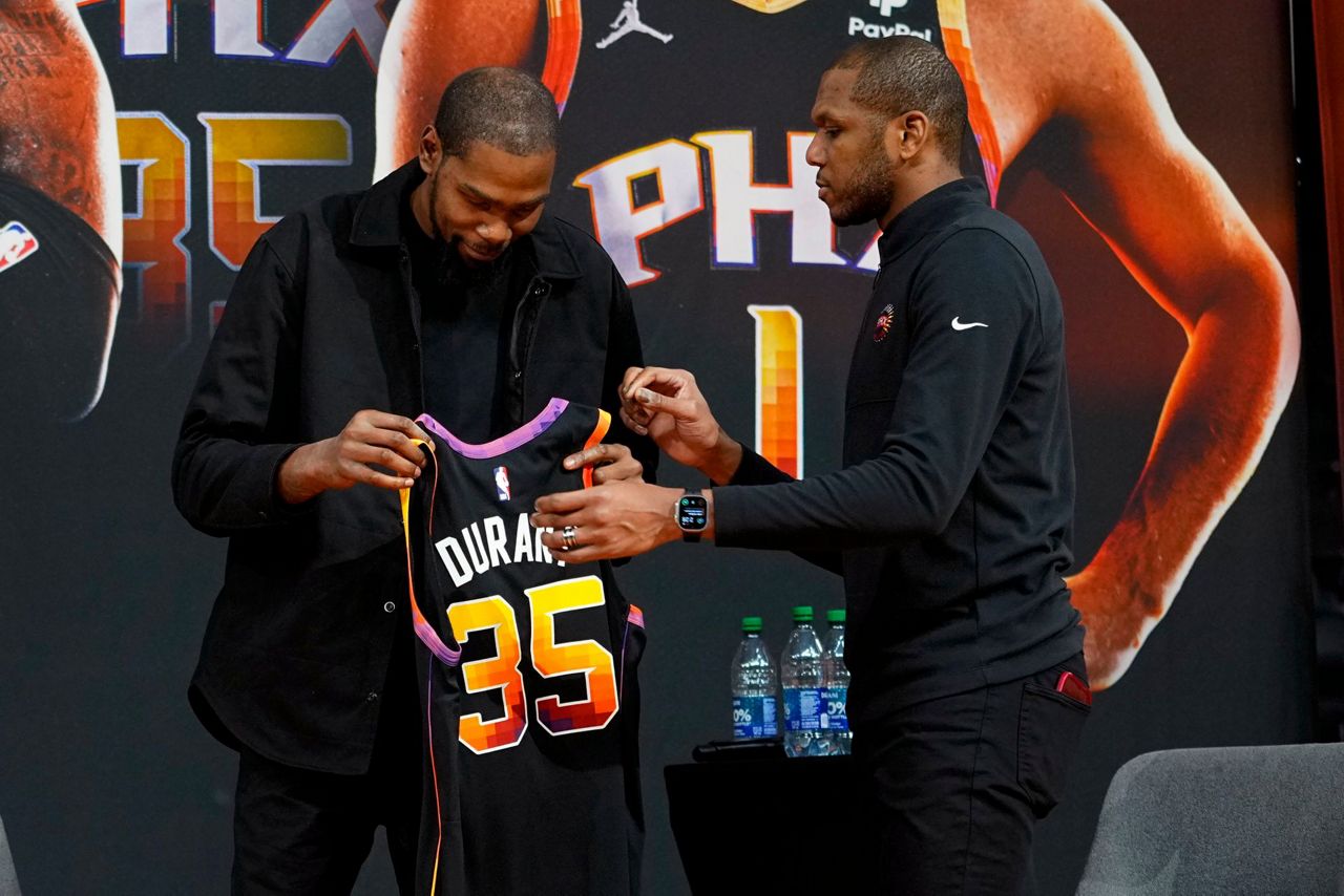Durant cheered by fans, says Suns have 'all the pieces'
