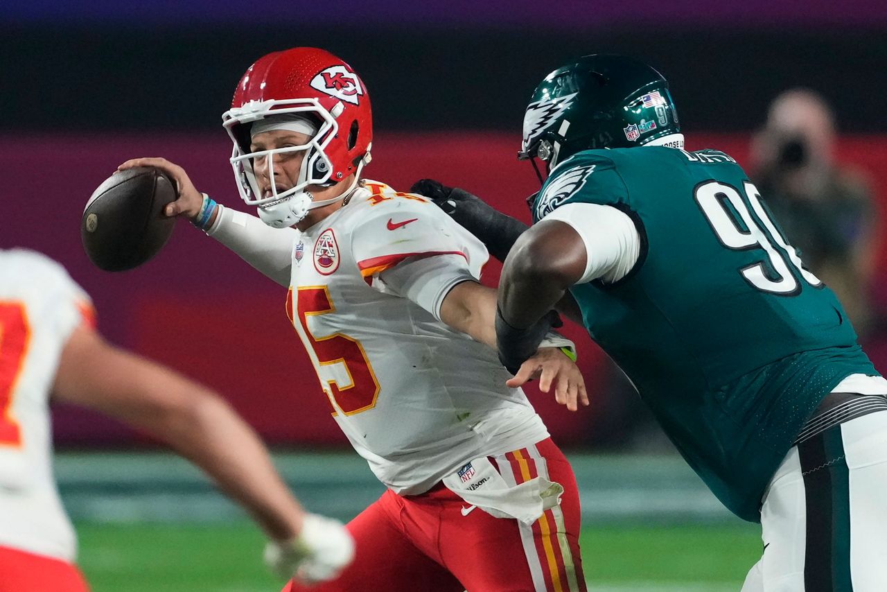 Mahomes, Chiefs beat Eagles 38-35 in Super Bowl