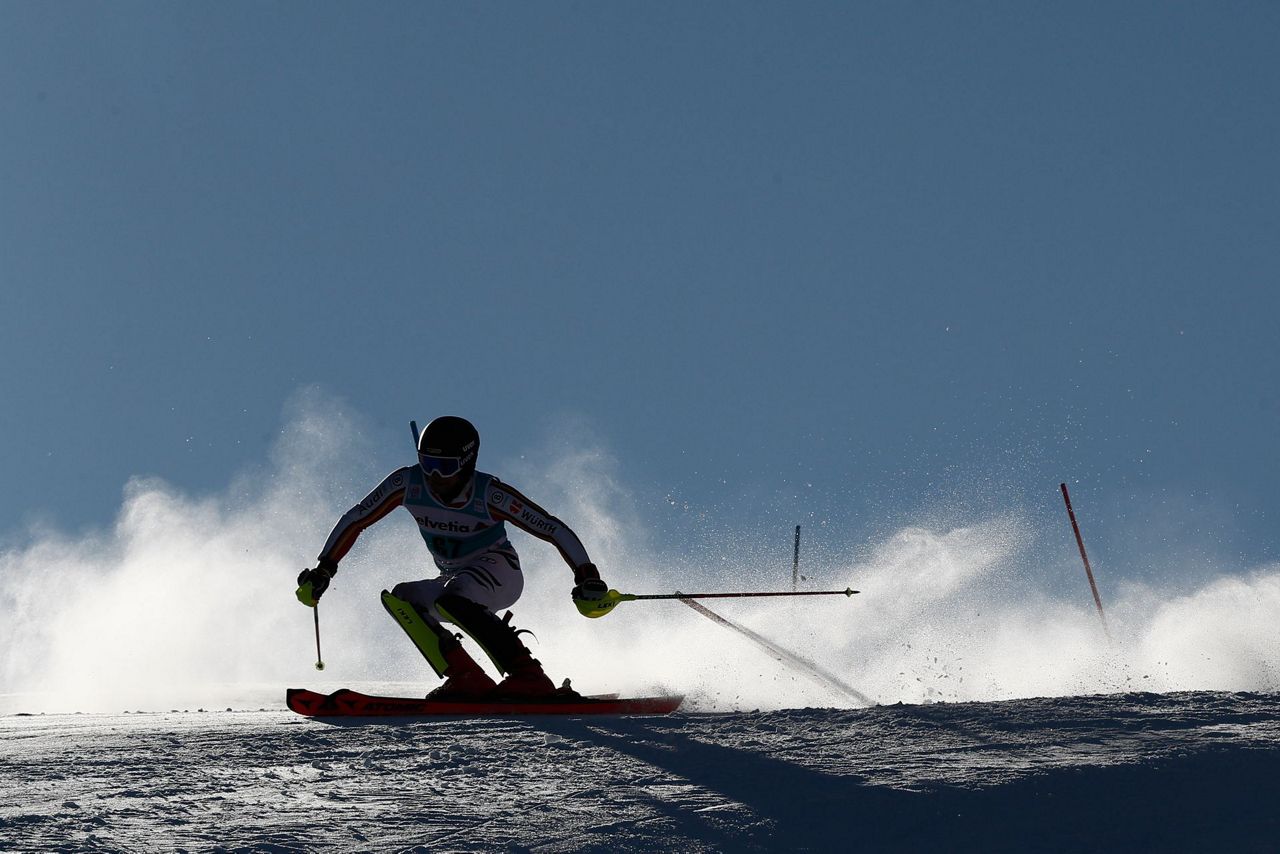 Noël returns to form, leads 1st run of World Cup slalom
