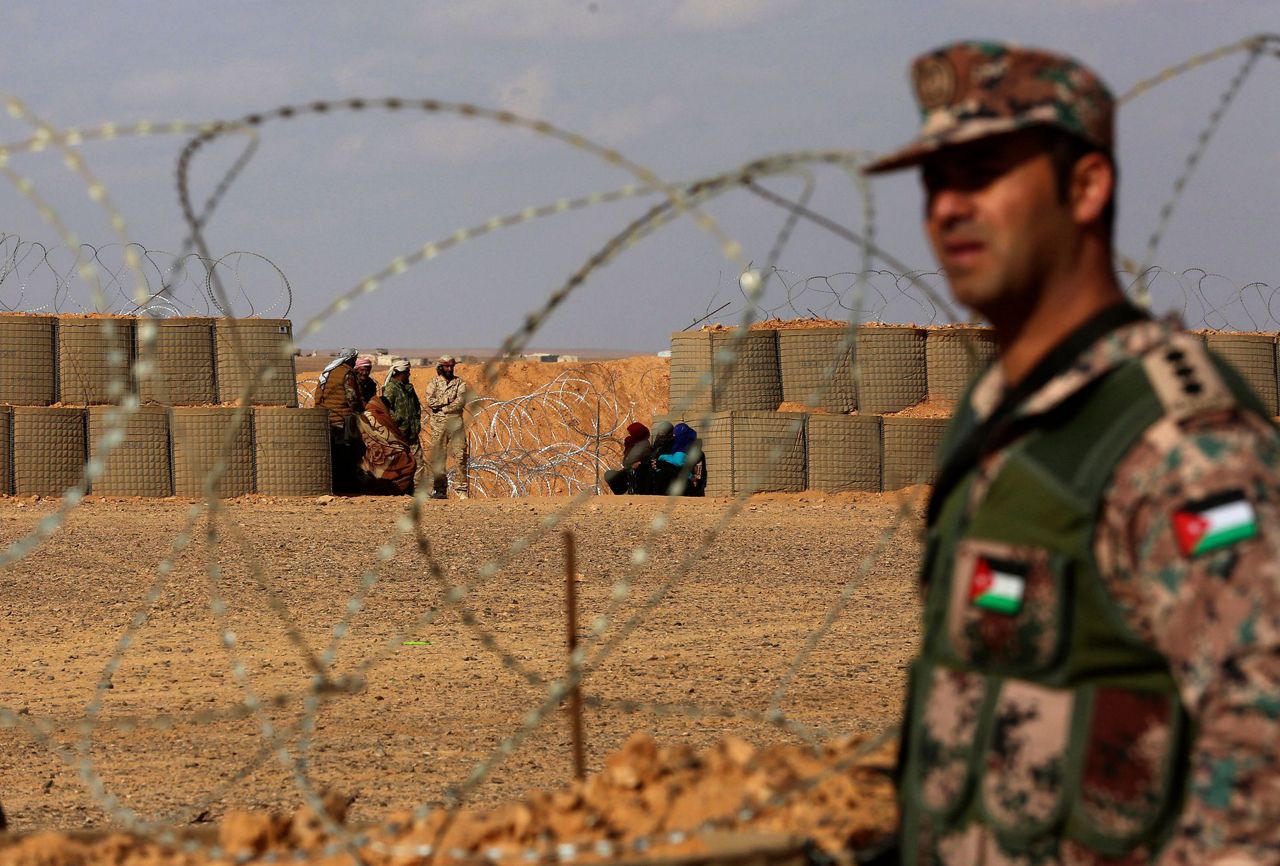 Thousands of Syrians stuck in the desert risk starvation