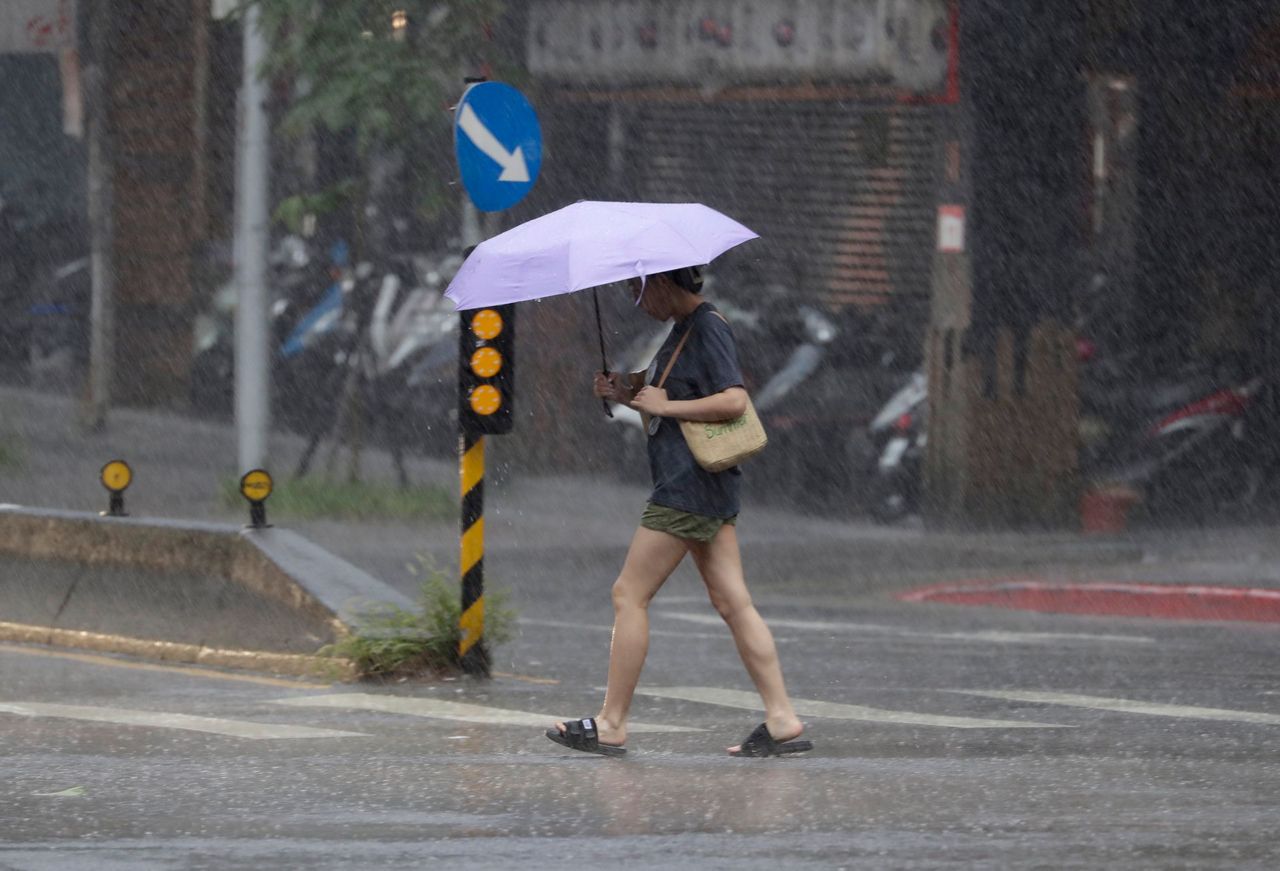 Typhoon Koinu makes landfall in southern Taiwan, causing 190 injuries ...