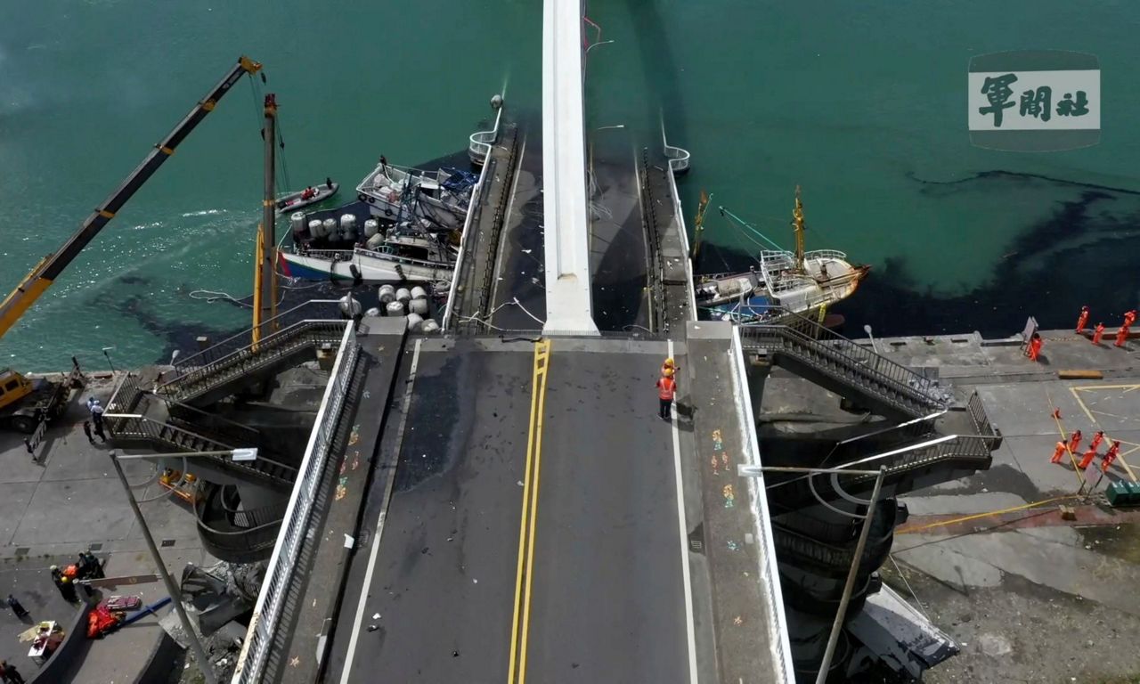 4 bodies found in Taiwan bridge collapse, 2 people missing