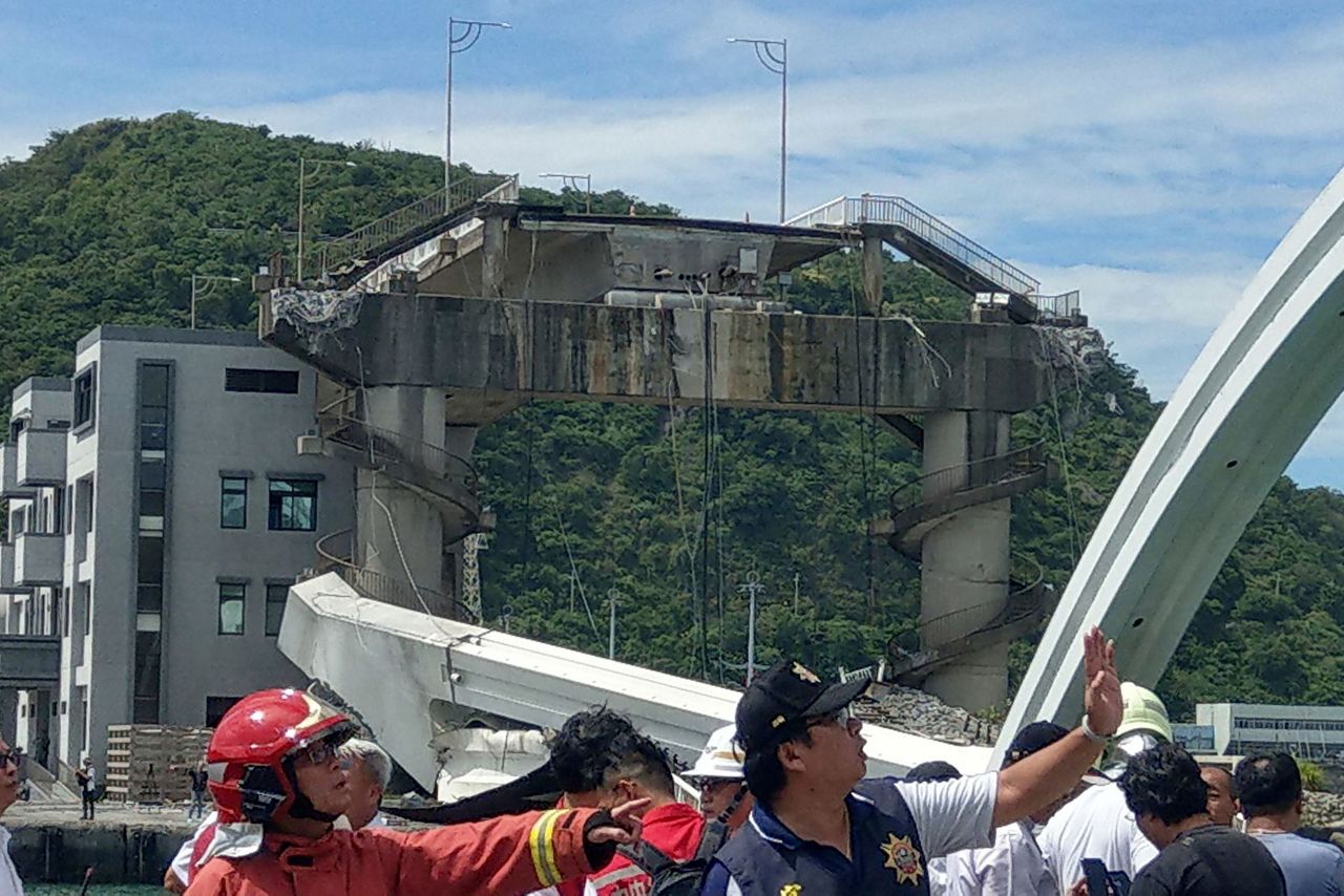 Bridge falls in Taiwan bay, injuring 10 on boats below