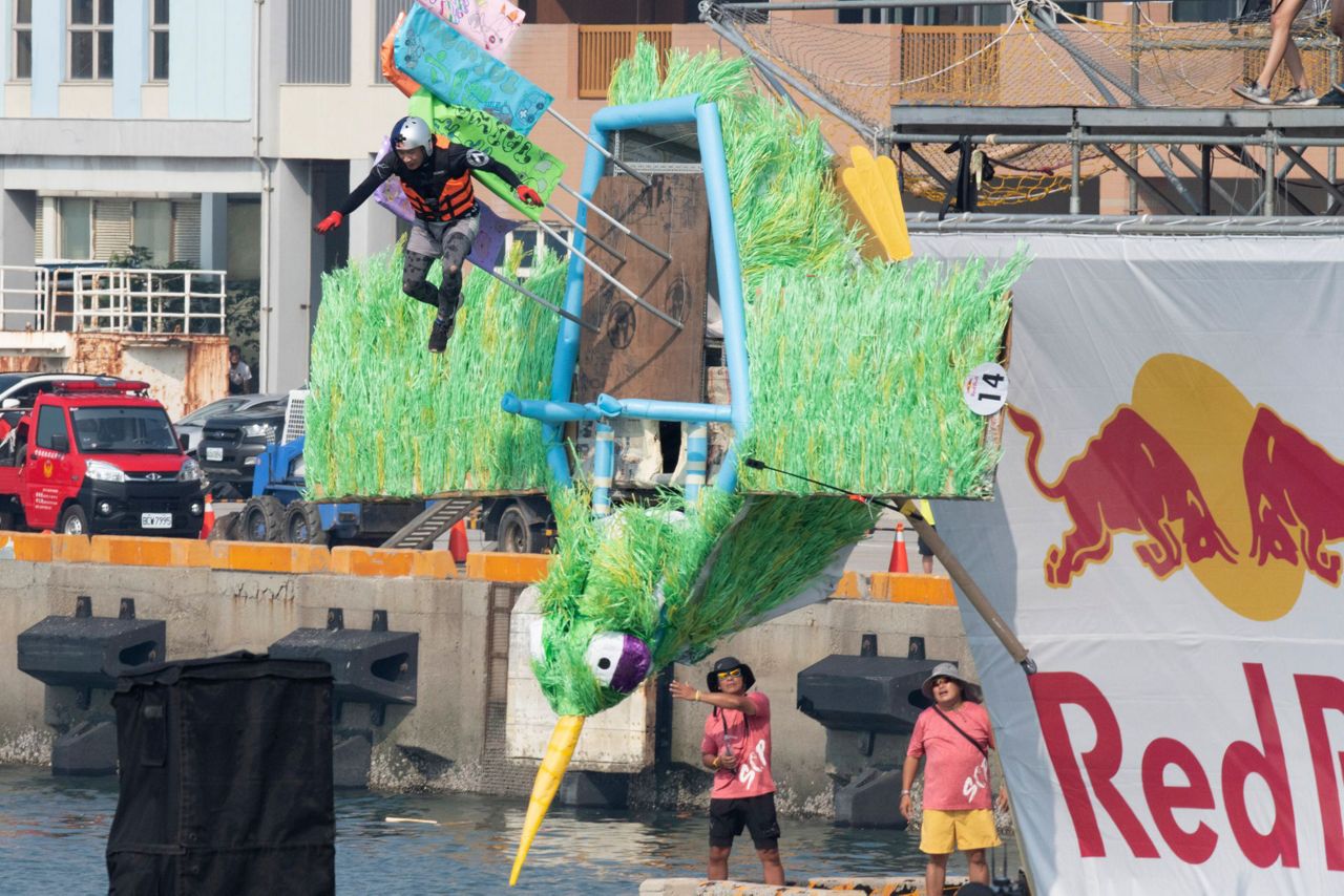 Taiwanese fly and flop for fun in Red Bull glider contest