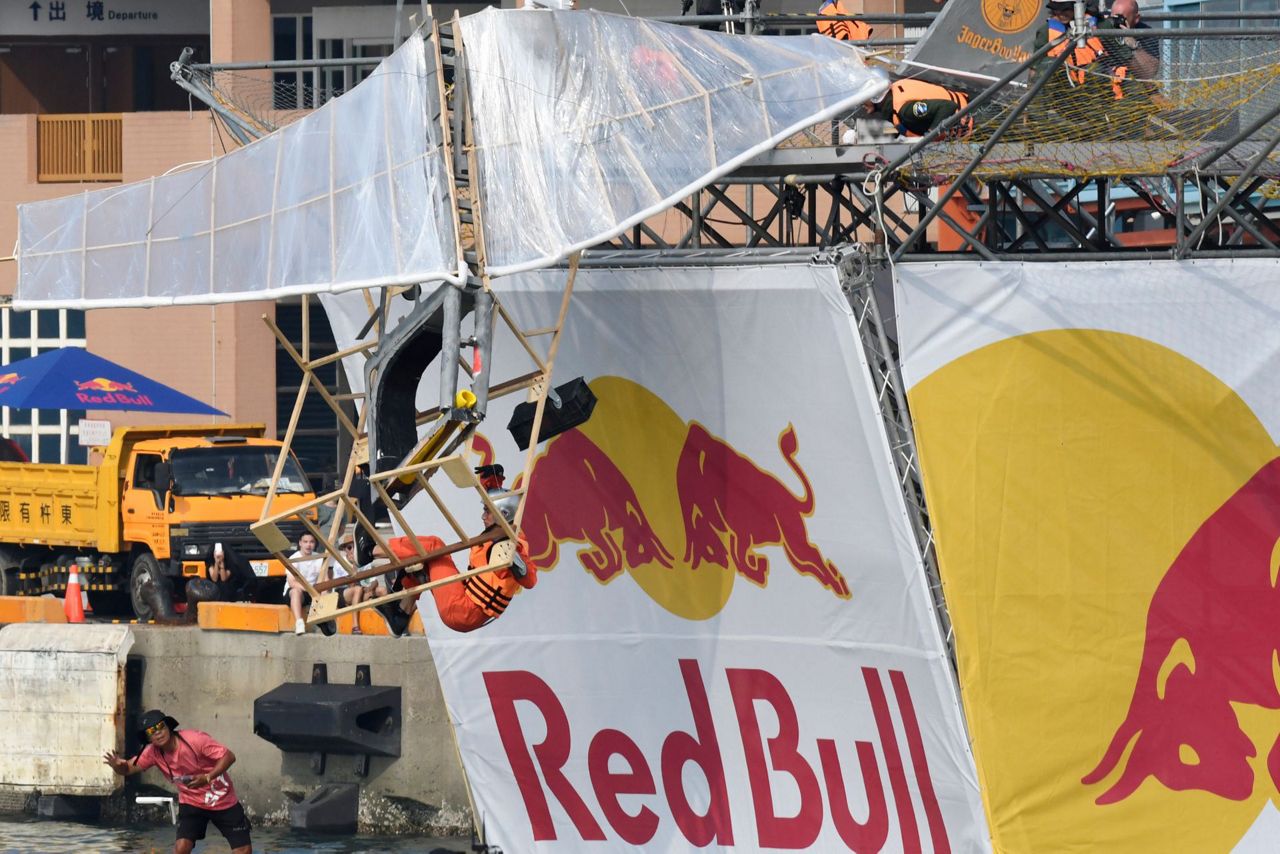 Taiwanese fly and flop for fun in Red Bull glider contest
