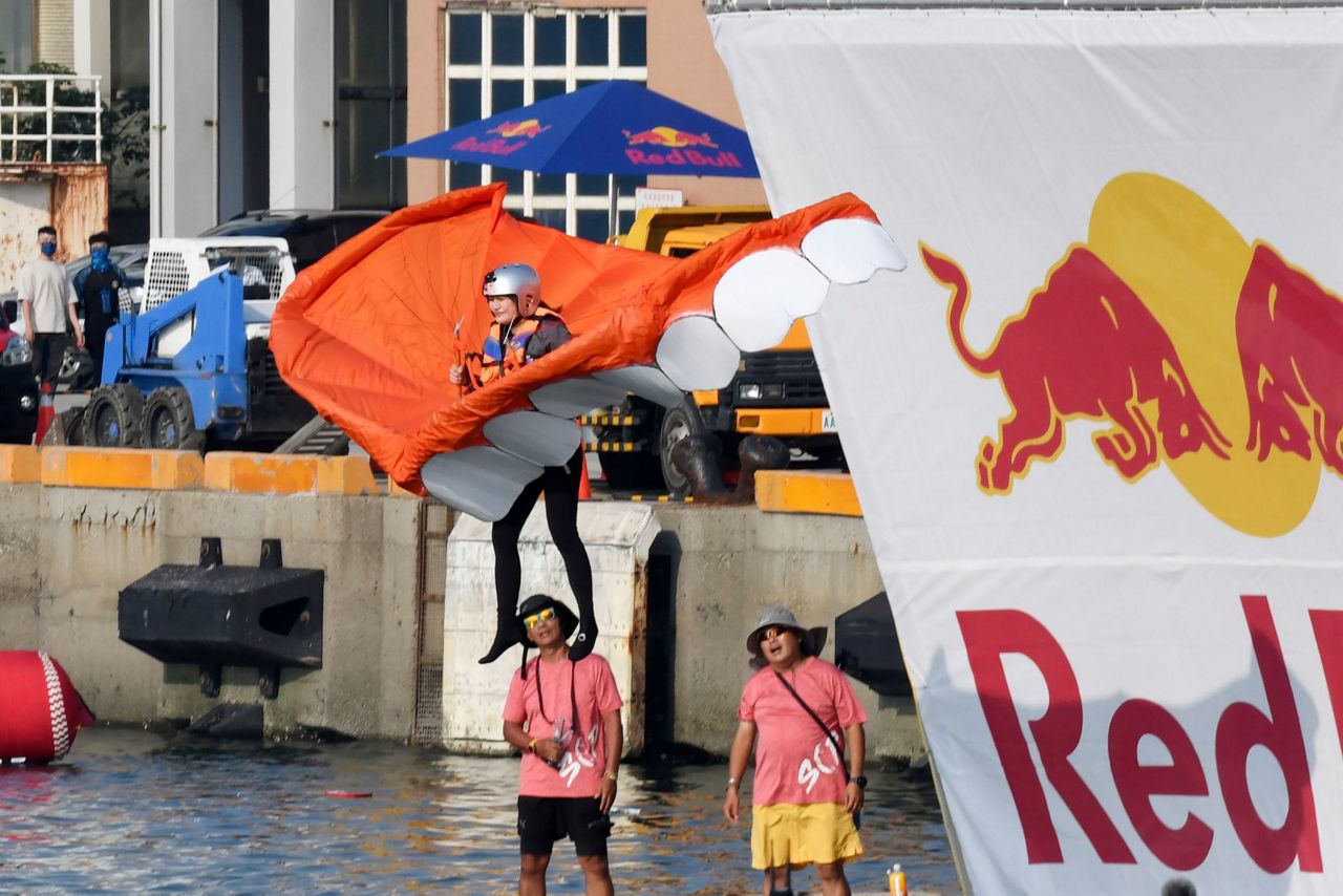 Taiwanese fly and flop for fun in Red Bull glider contest