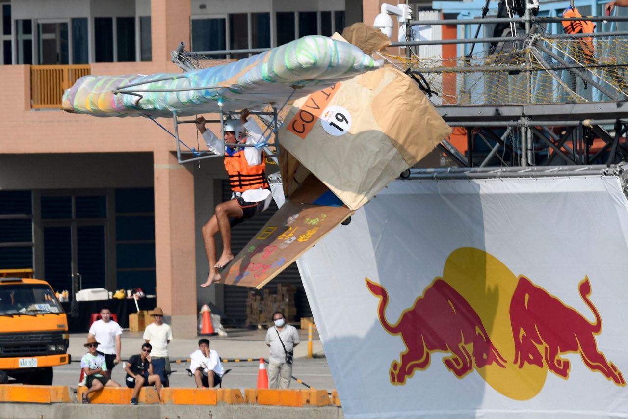 Taiwanese fly and flop for fun in Red Bull glider contest