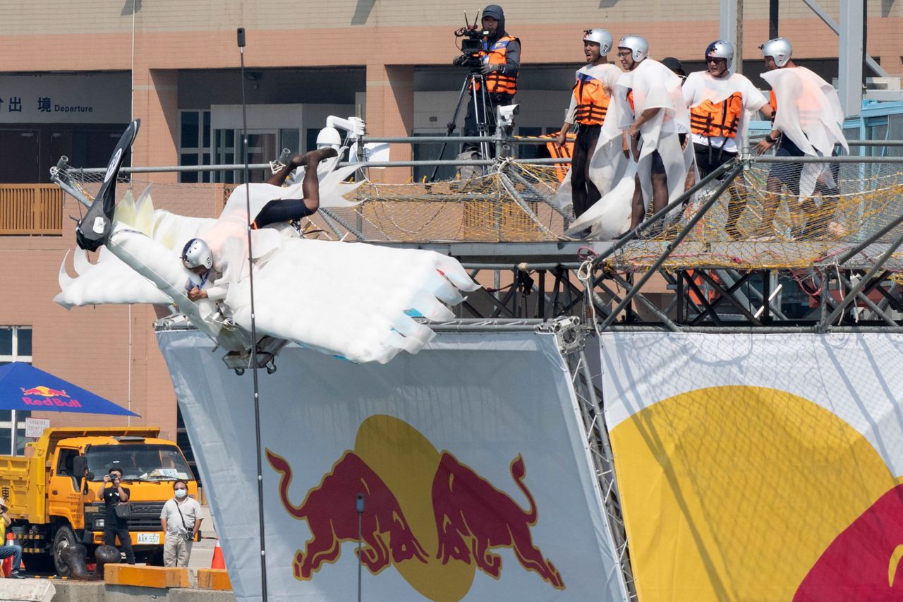 Taiwanese fly and flop for fun in Red Bull glider contest