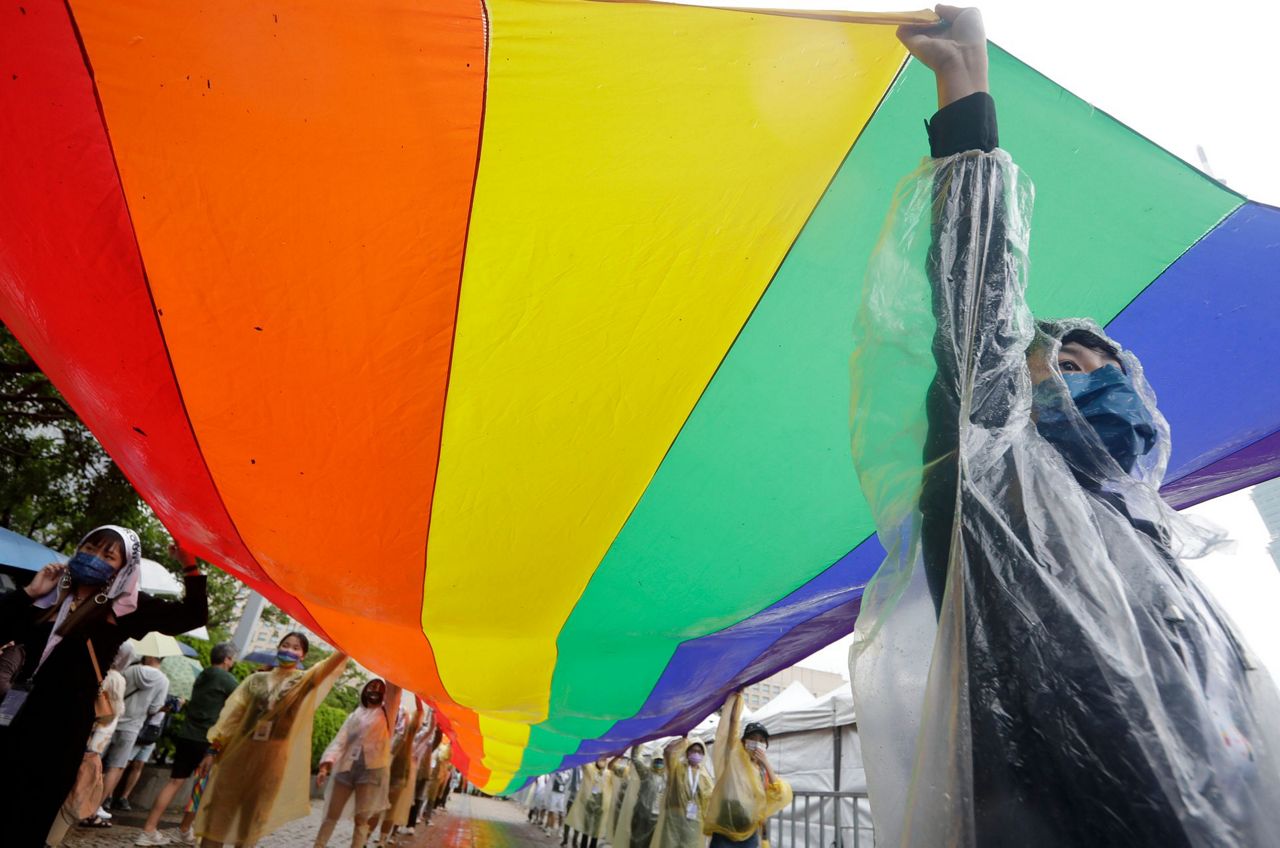 120,000 parade at Taiwan Pride despite rain