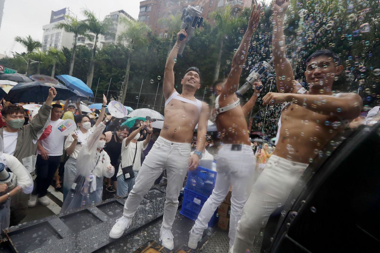 120,000 parade at Taiwan Pride despite rain