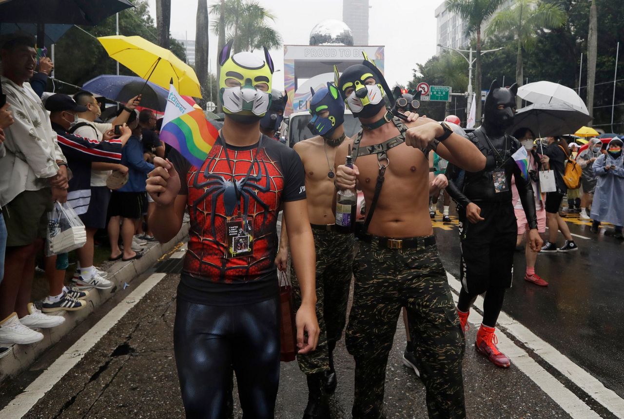 120,000 parade at Taiwan Pride despite rain
