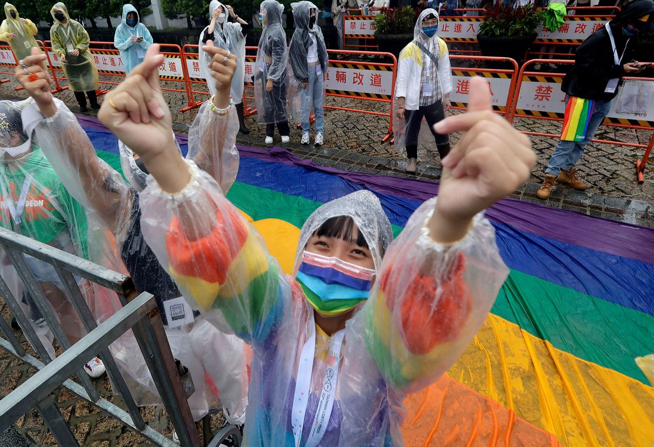 120,000 parade at Taiwan Pride despite rain