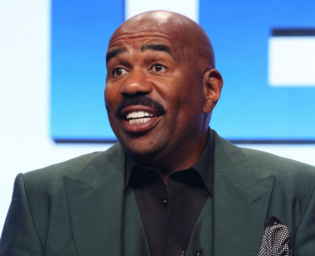 Talk show host Steve Harvey to cover students' college costs