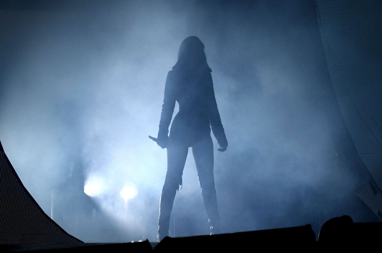 Taylor Swift gets surprise as 'Fearless' hits diamond status