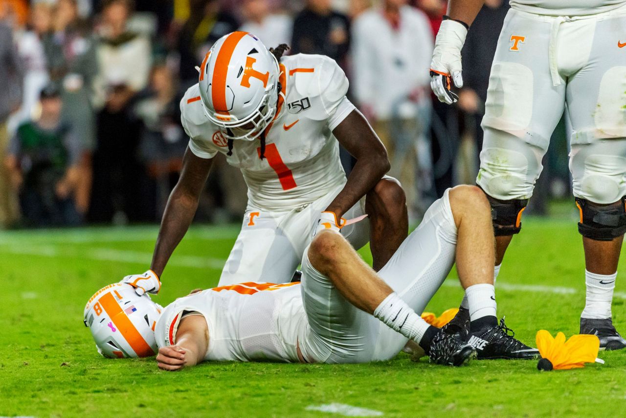 No. 1 Alabama survives Tua injury, beats Tennessee 35-13