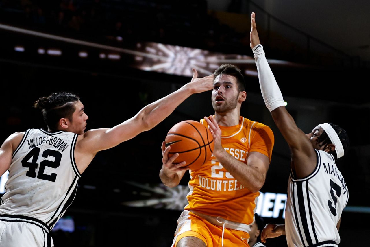 Vandy stuns No. 6 Tennessee on Lawrence's buzzer-beating 3