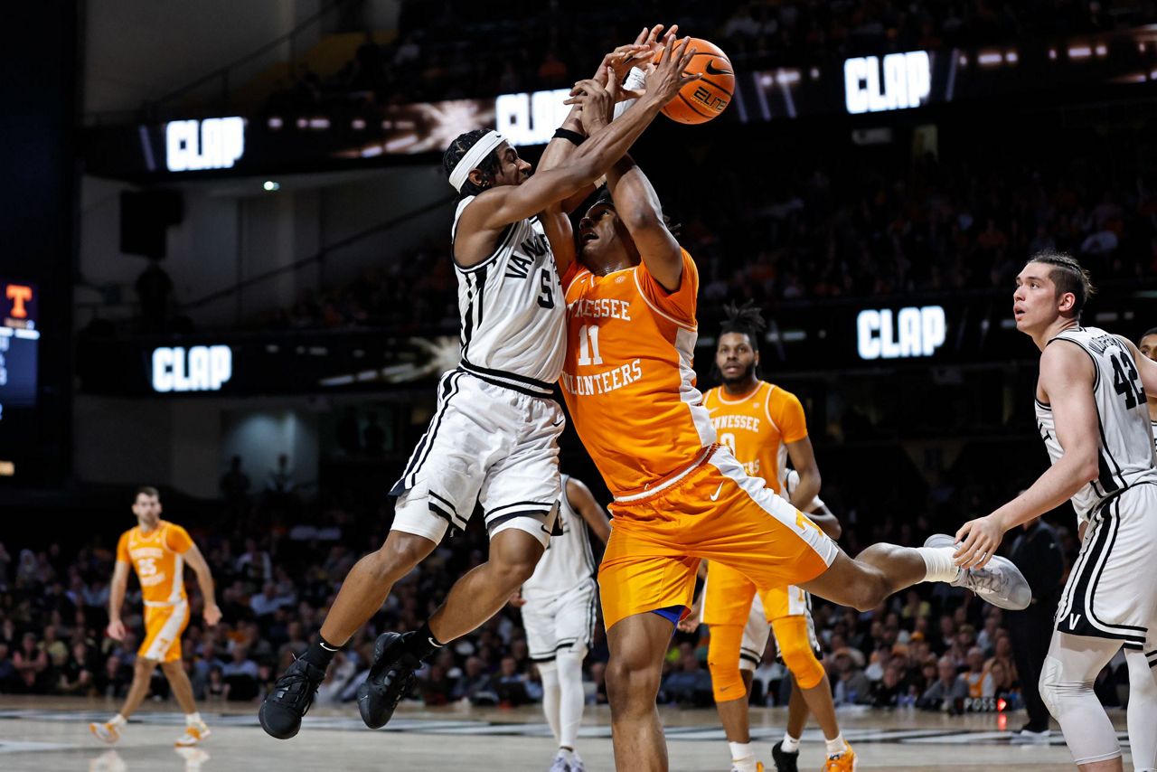 Vandy stuns No. 6 Tennessee on Lawrence's buzzer-beating 3