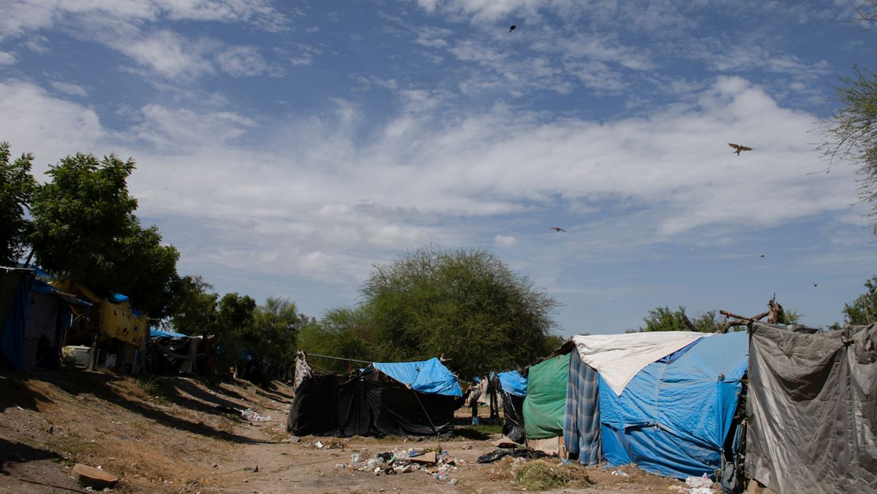 Mexico finds 2 migrants dead in desert near Texas border