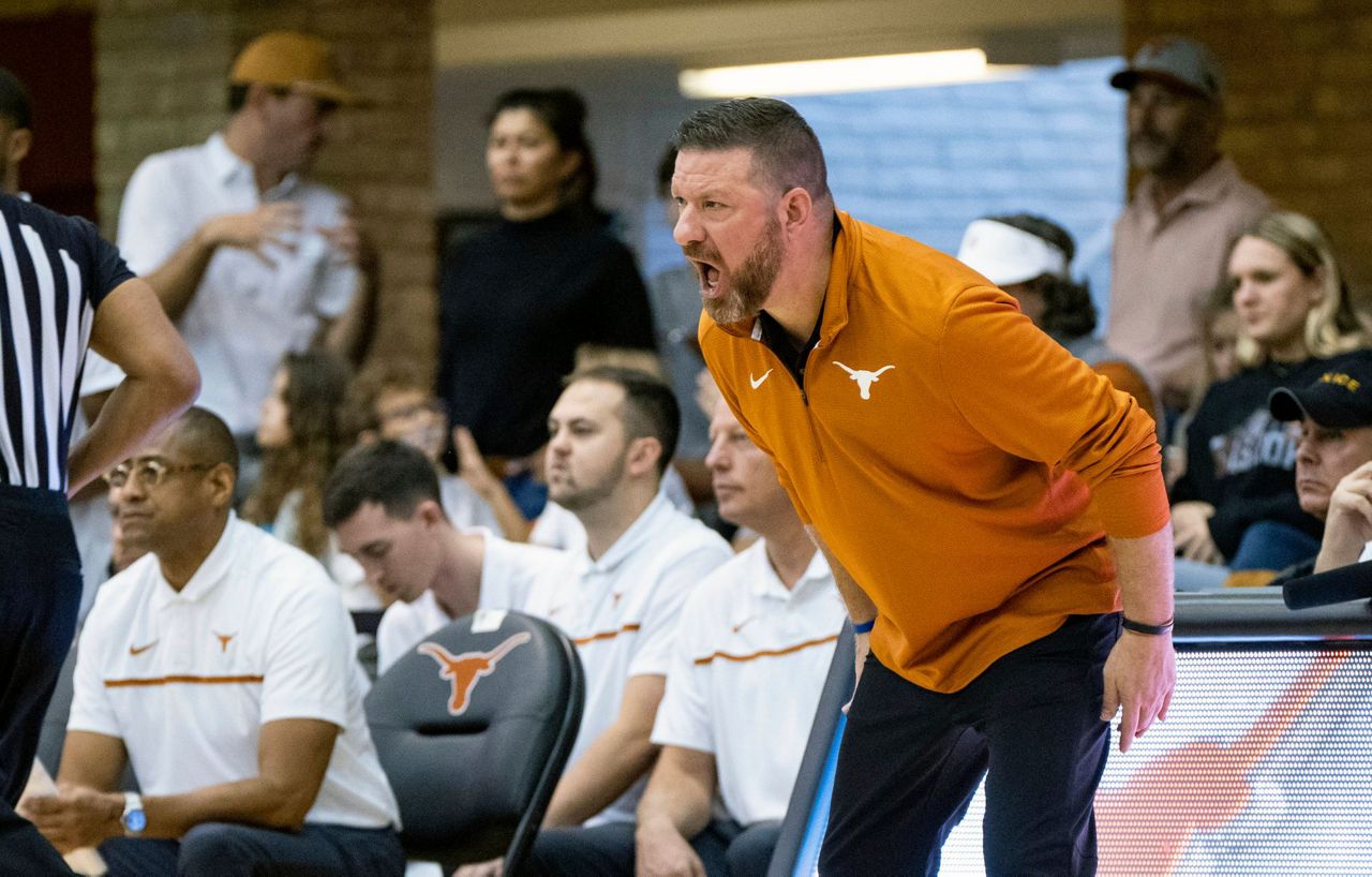 Texas coach Beard arrested on felony family violence charge
