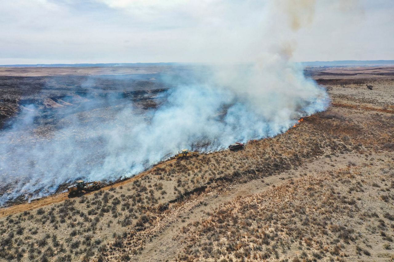 Texas firefighters battle flames stoked by strong winds as warnings are ...