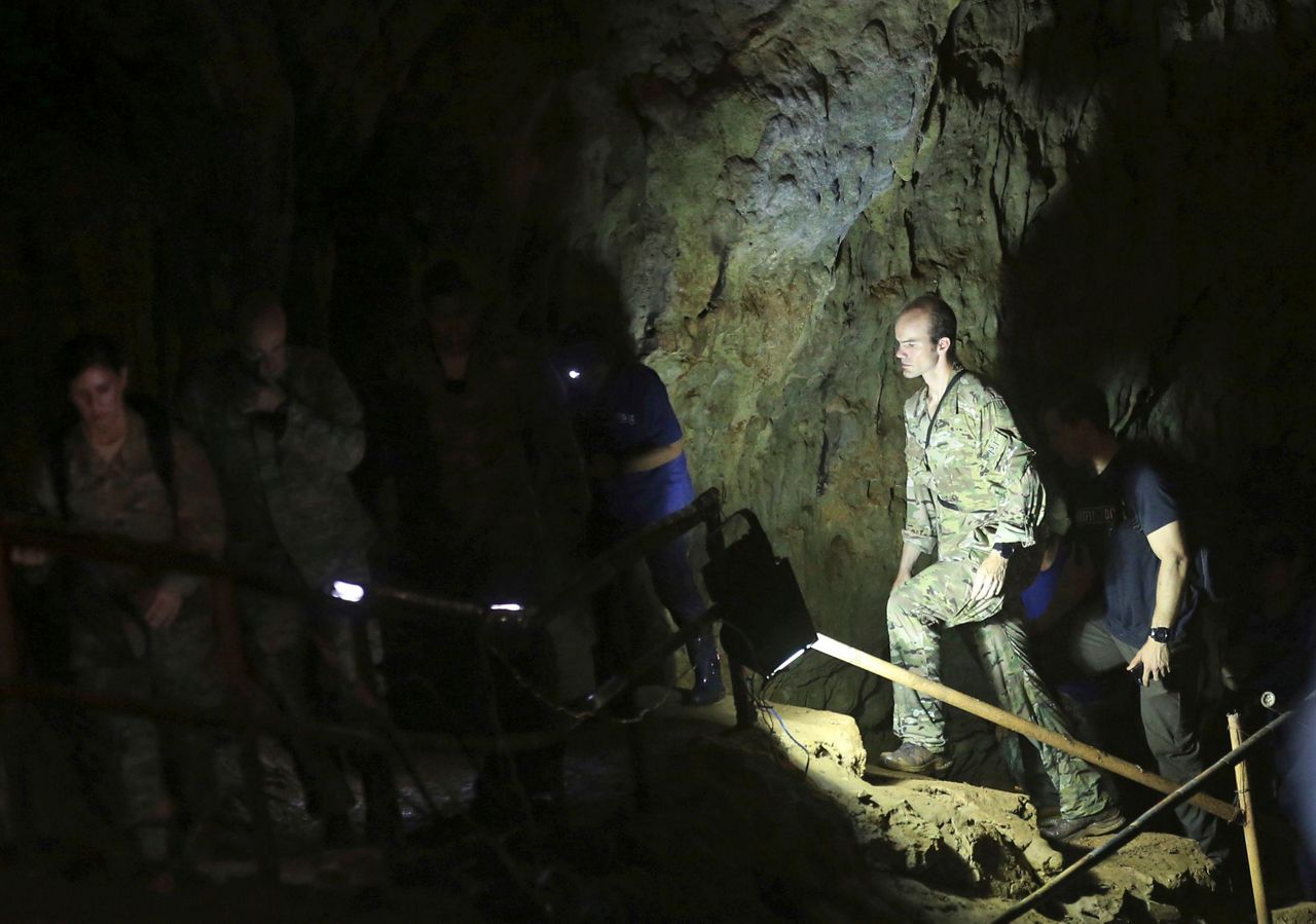 US, UK teams join Thailand's search for 13 missing in cave