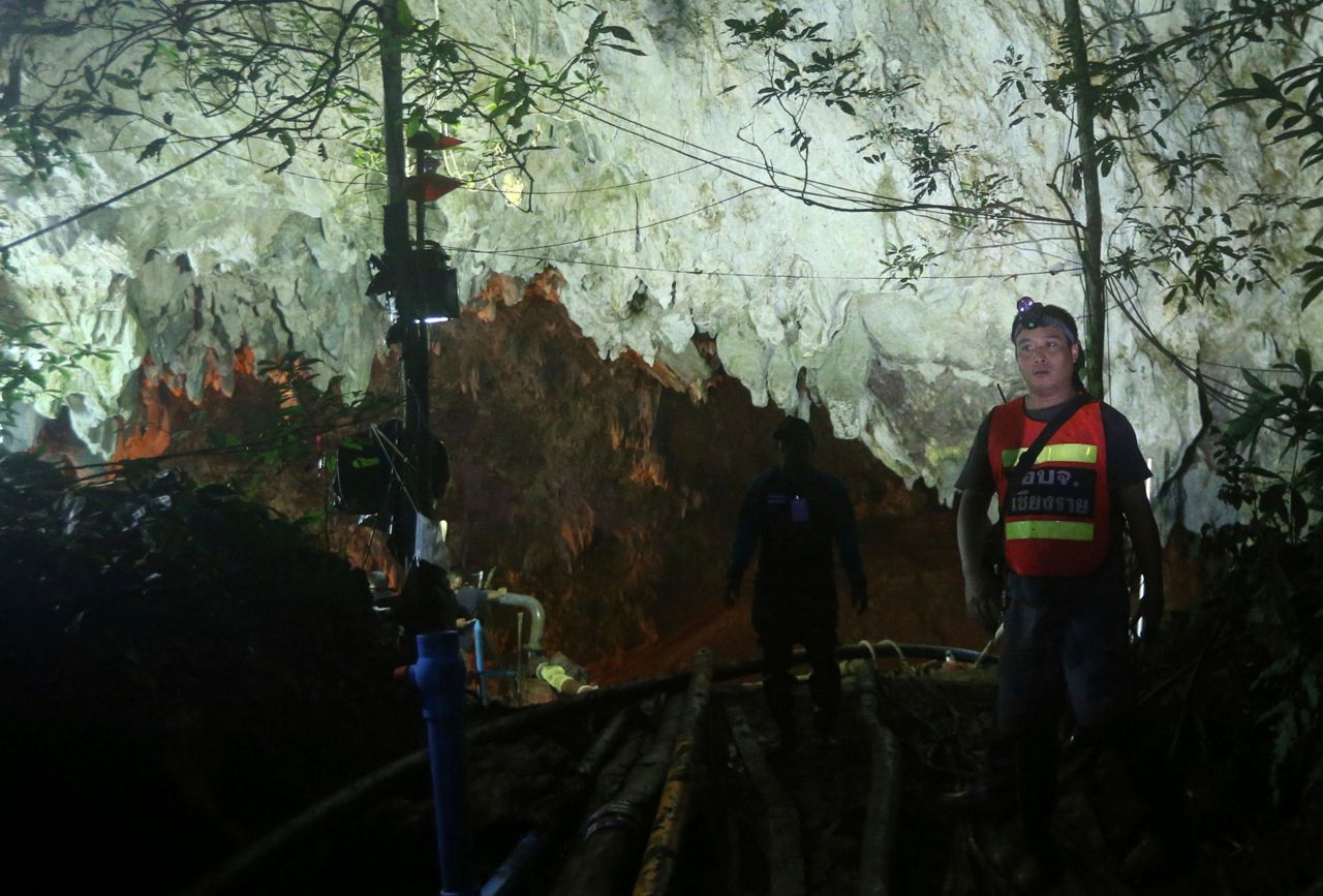 Thai divers make little progress in murky cave search