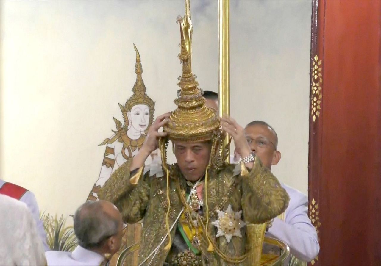 The Latest: Thai king begins coronation rituals