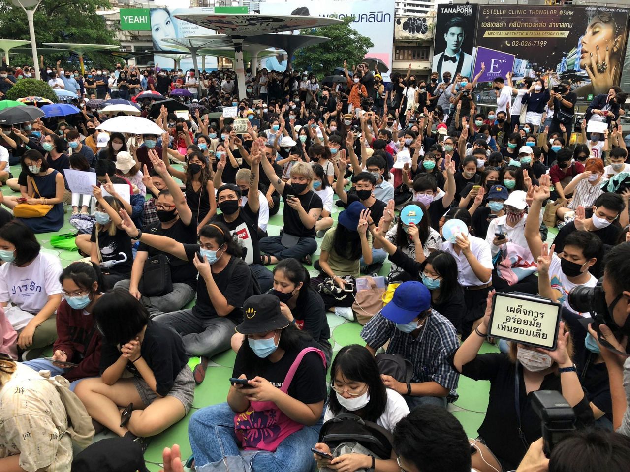 Hundreds rally against detention of Thai protest leaders