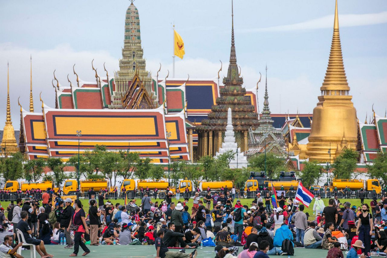 Thai protesters reinstall plaque symbolizing democracy