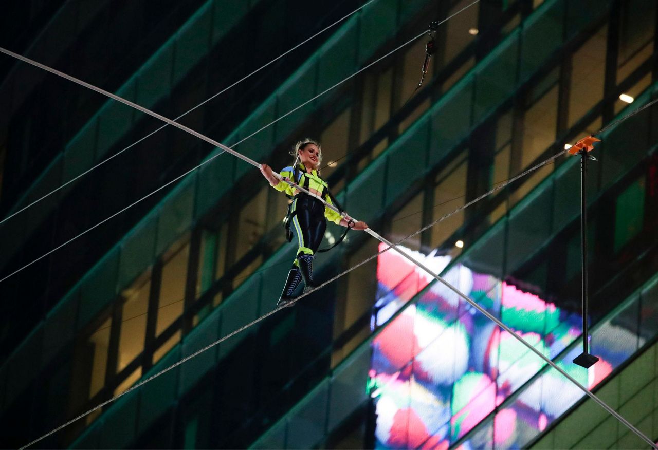 Nik Wallenda says he 'freaked' when pole slipped
