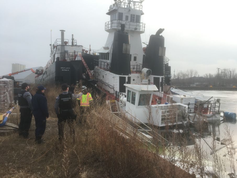 Agencies working to maintain tow boat sinking in Milwaukee