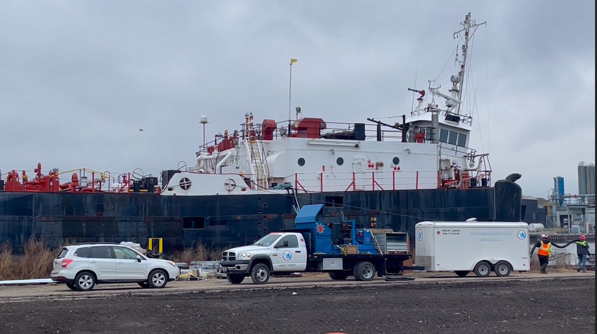 Agencies working to maintain tow boat sinking in Milwaukee