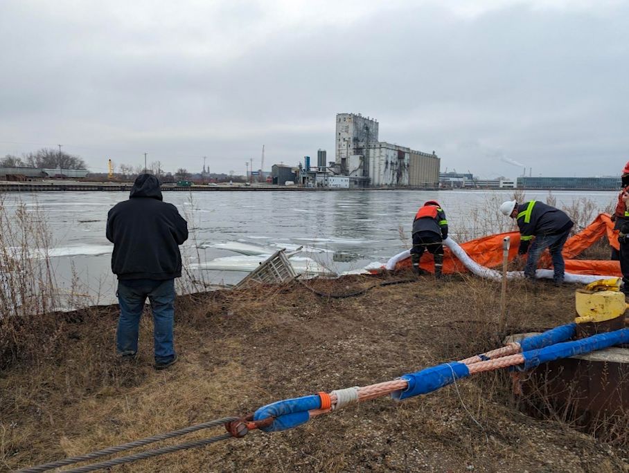 Agencies working to maintain tow boat sinking in Milwaukee