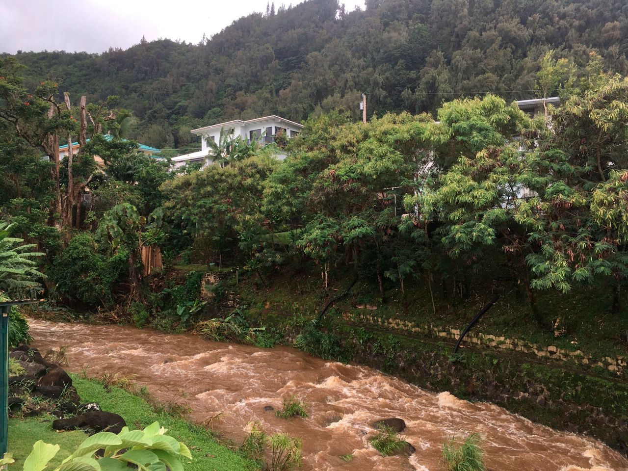 Honolulu dam's neighbors warned as storm raises water levels