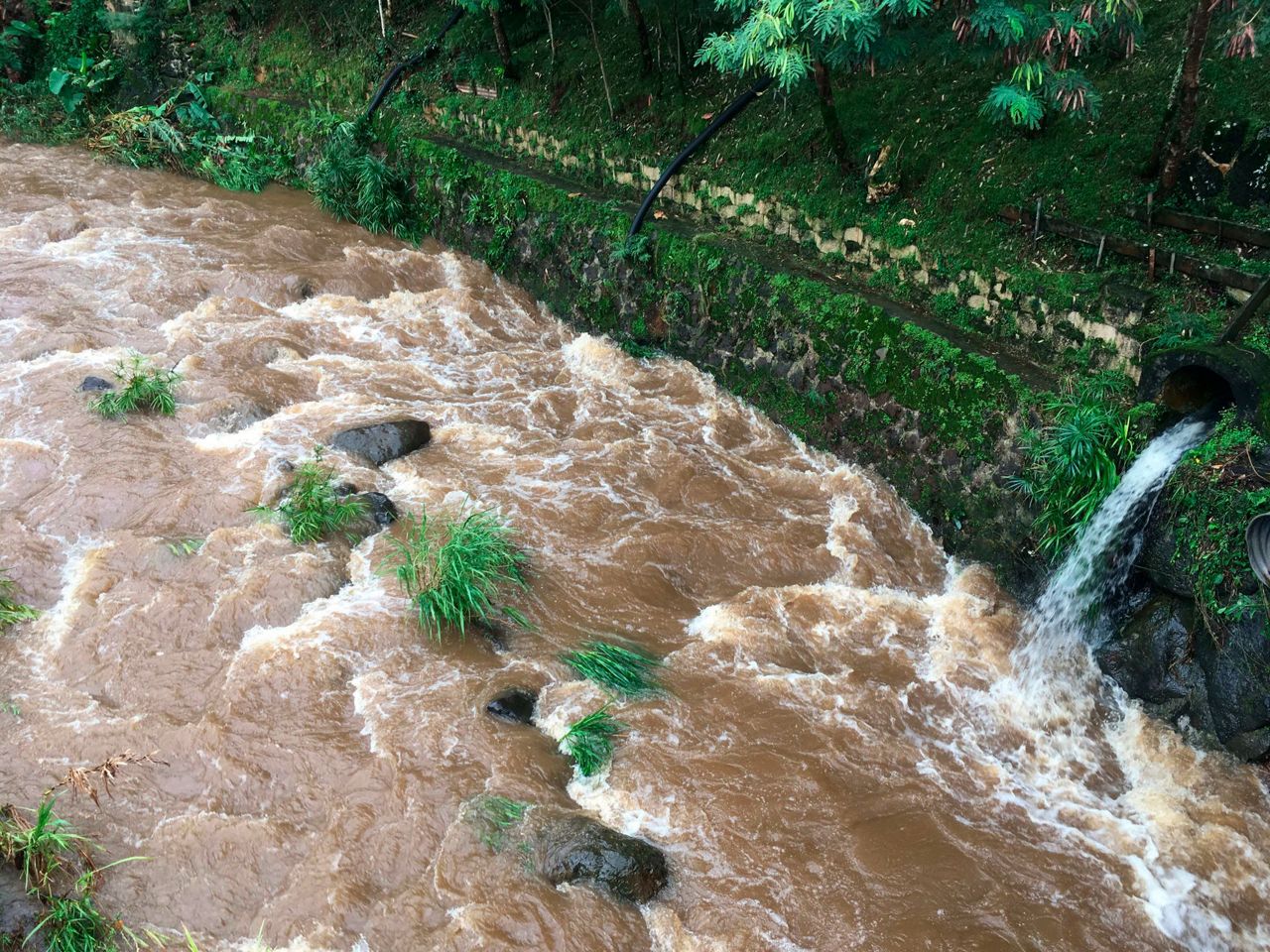 Honolulu dam's neighbors warned as storm raises water levels