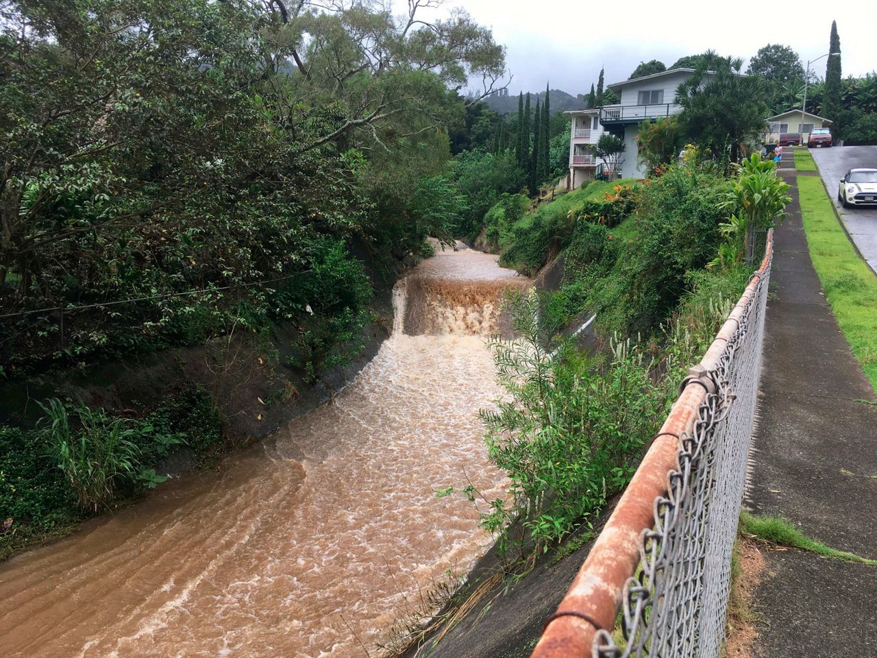 Honolulu dam's neighbors warned as storm raises water levels