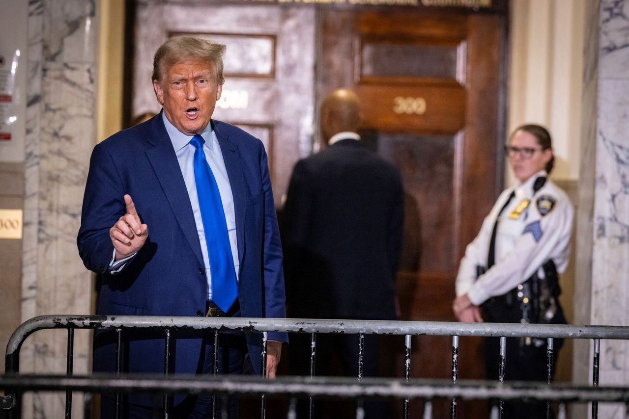 Federal prosecutors urge judge to reinstate Trump gag order, citing ...