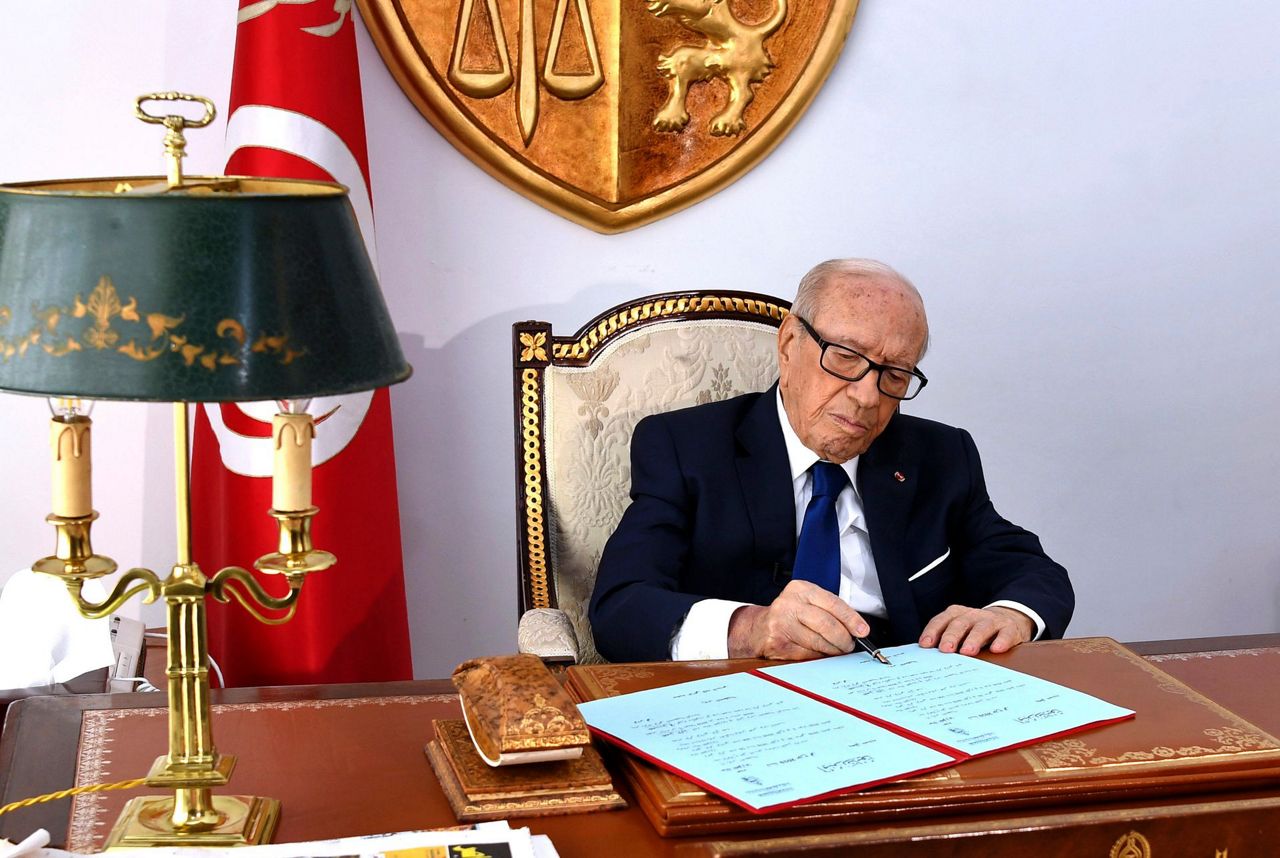 Tunisian leader appears after hospital, signing key decrees