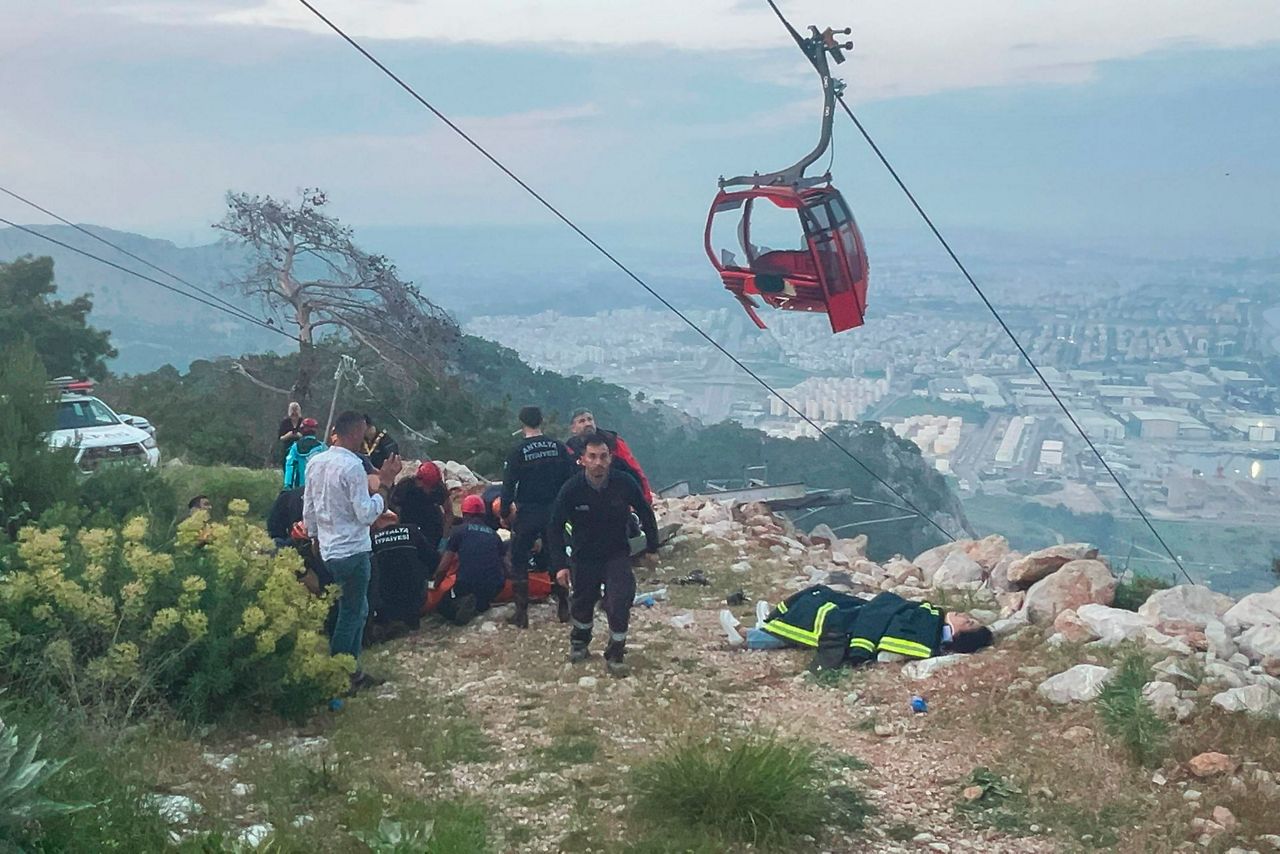 More than 40 people still stranded the day after a deadly cable car ...