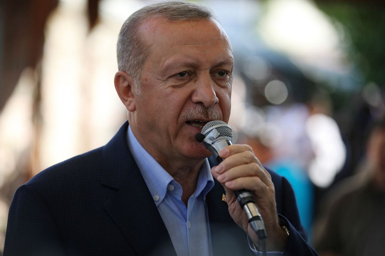 Egypt's Morsi quietly buried, a day after courtroom death