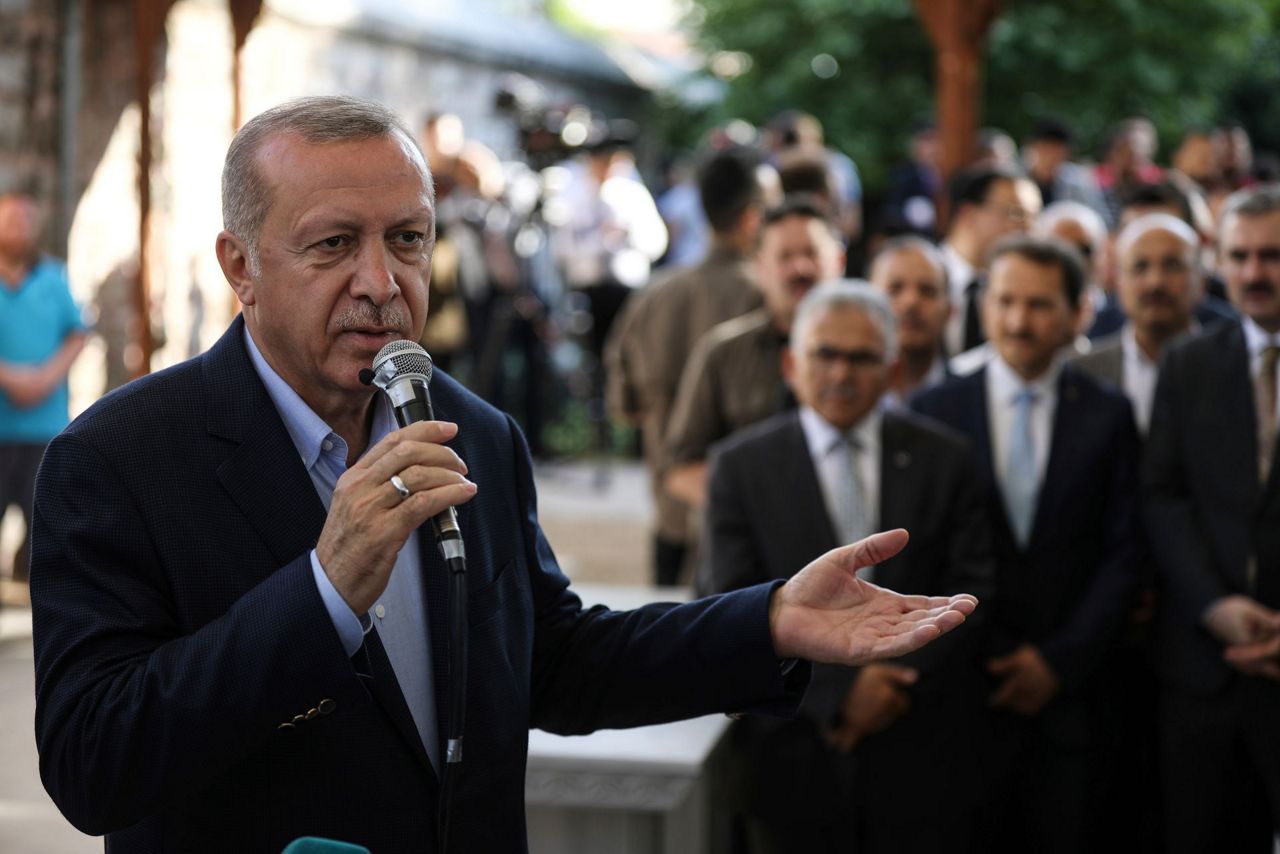 Egypt's Morsi quietly buried, a day after courtroom death