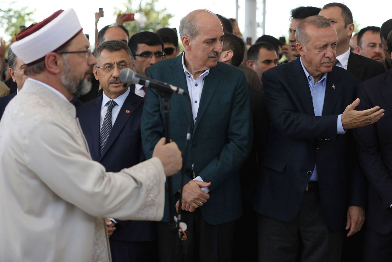 Egypt's Morsi quietly buried, a day after courtroom death