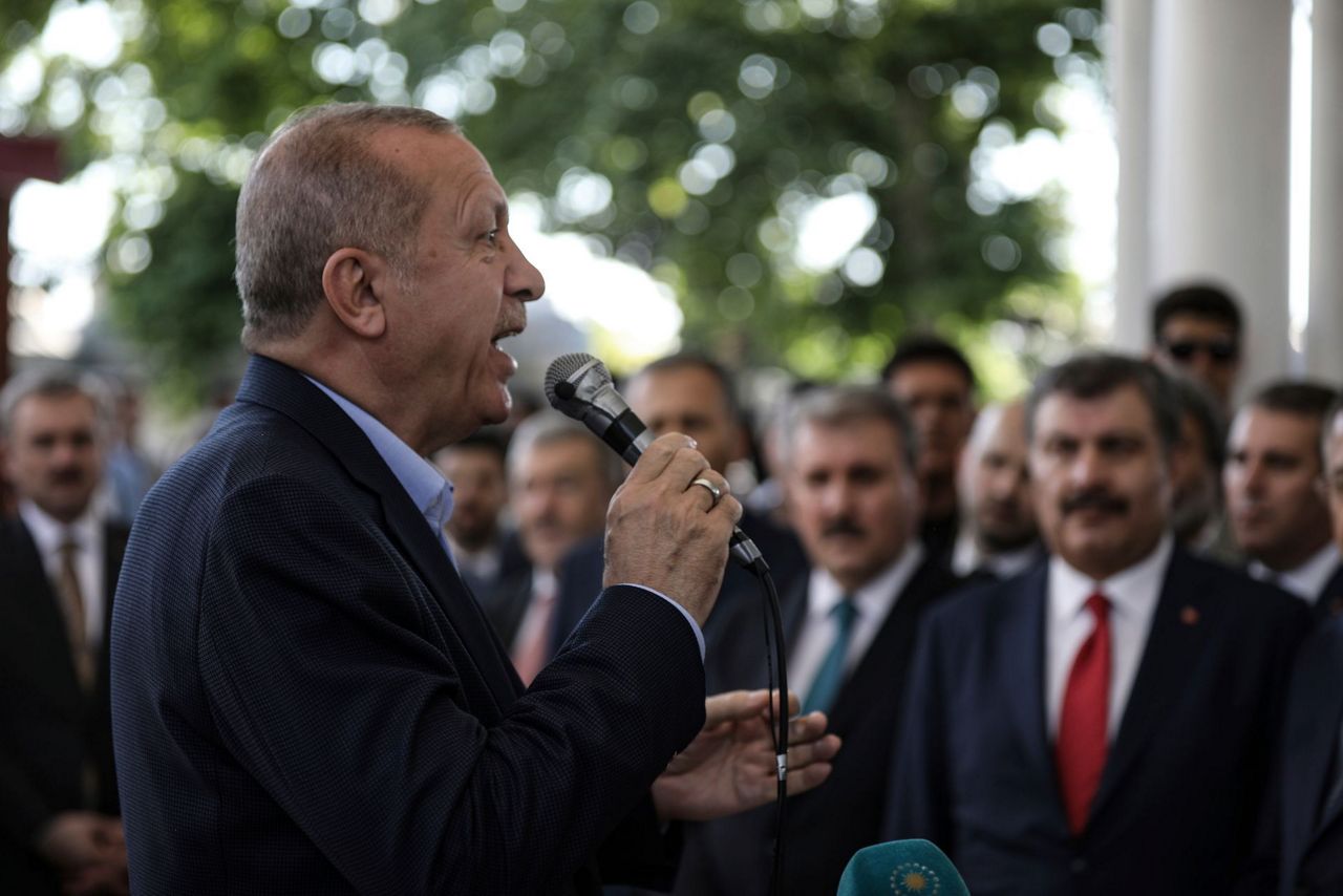 Egypt's Morsi quietly buried, a day after courtroom death