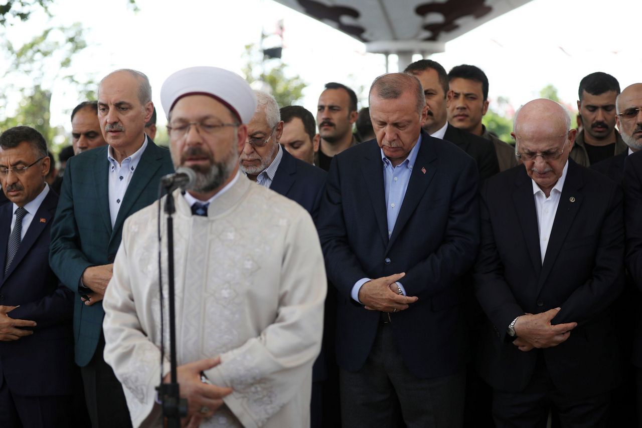 Egypt's Morsi quietly buried, a day after courtroom death