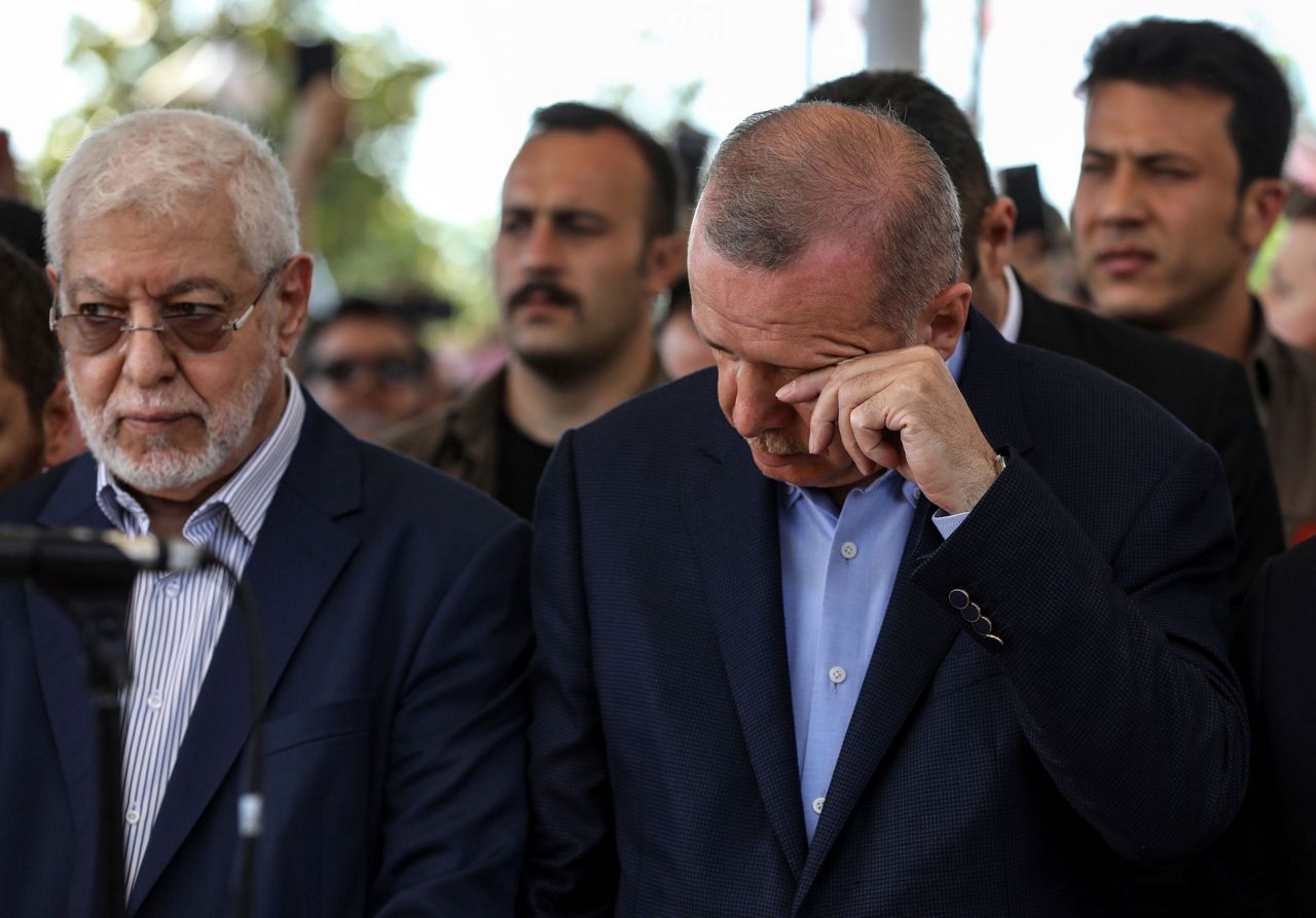 Egypt's Morsi quietly buried, a day after courtroom death