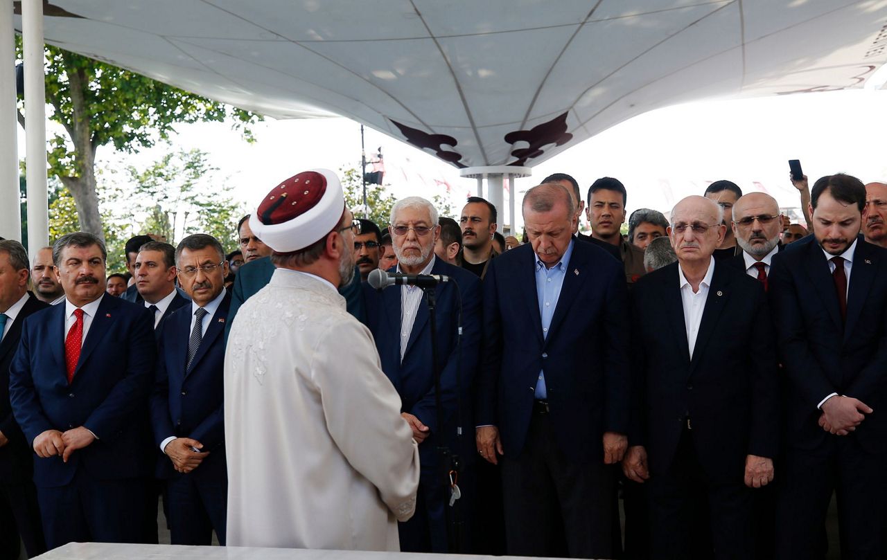 Egypt's Morsi quietly buried, a day after courtroom death