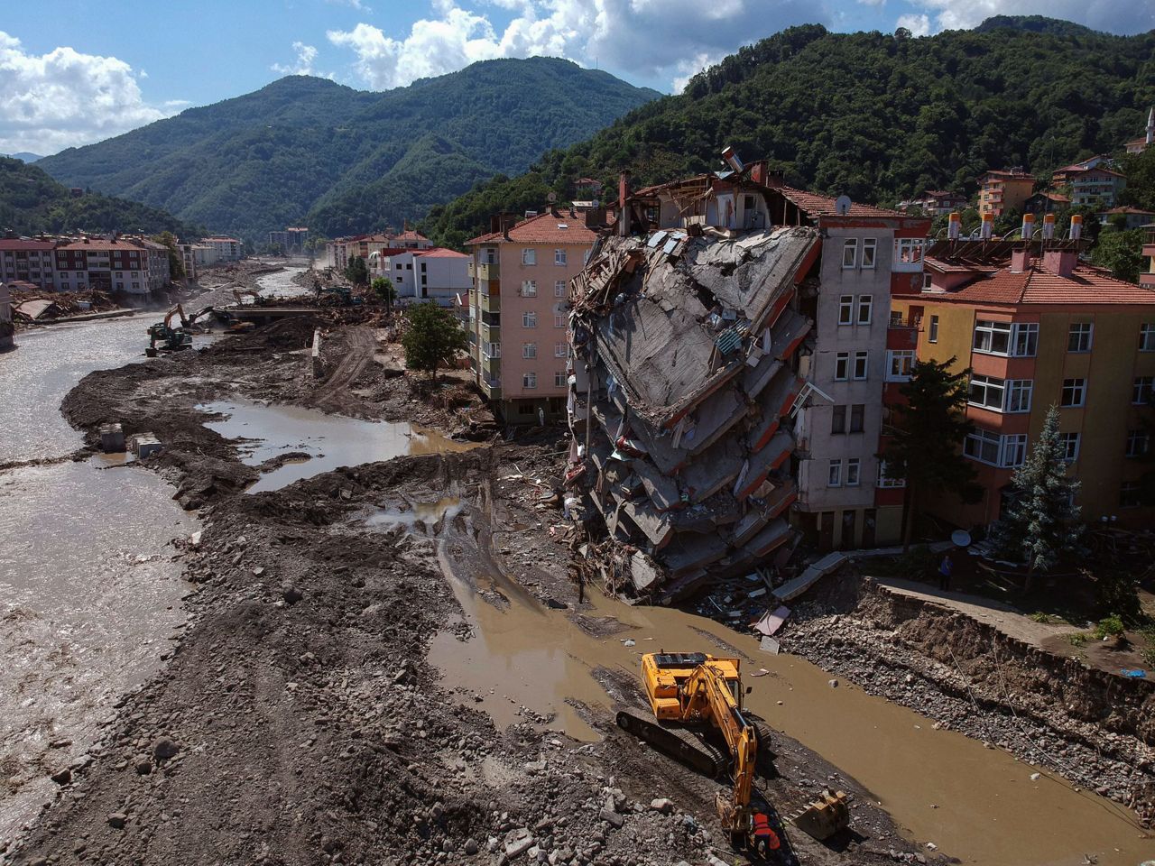 Crews continue search for missing from floods in Turkey