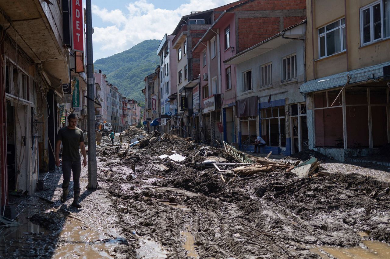 Crews continue search for missing from floods in Turkey