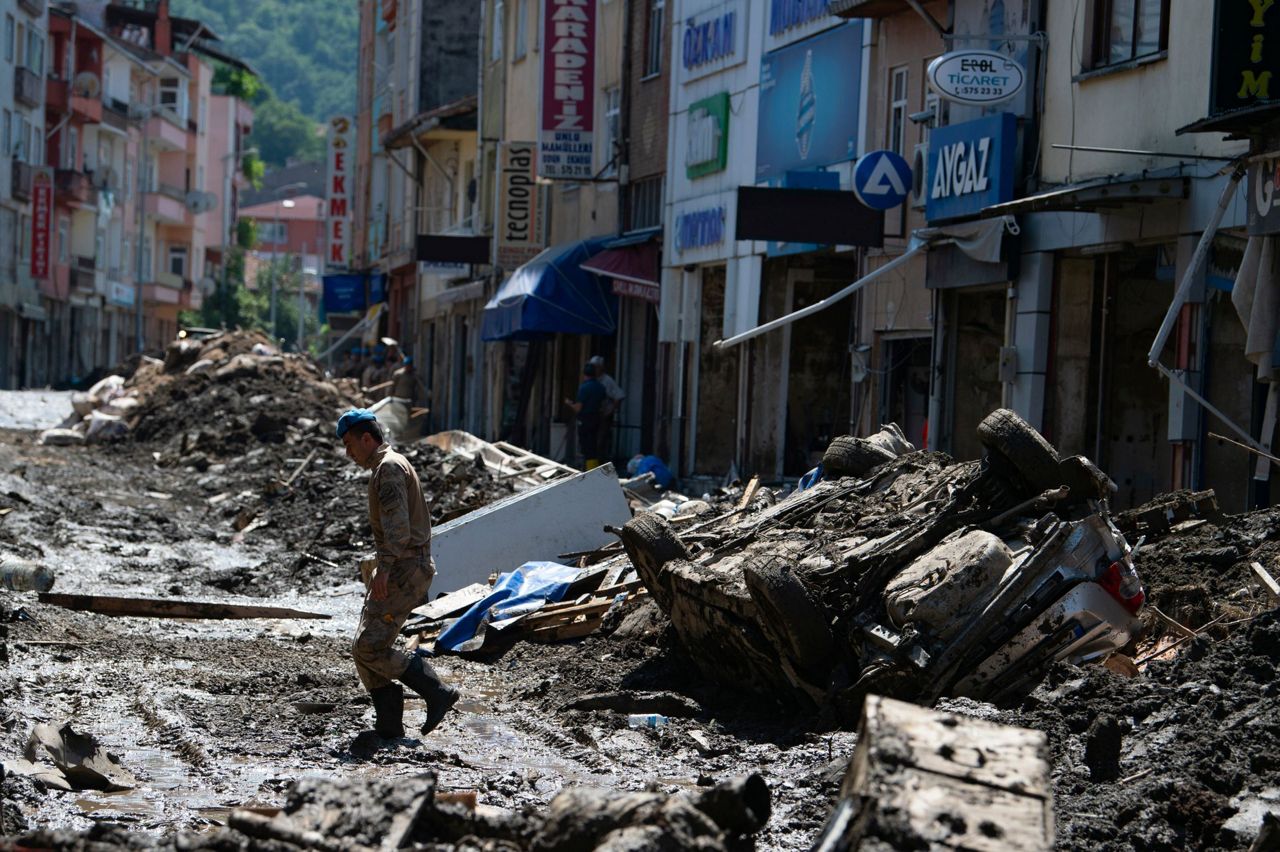 Death toll in floods that hit northern Turkey climbs to 70